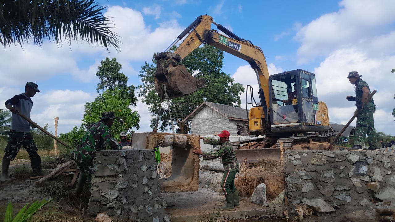 Box Culvert Jembatan Penghubung Desa Telaga Langsat Mulai Dipasang